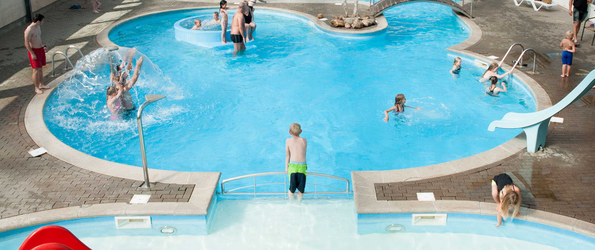 Poolområde – Holmens Camping